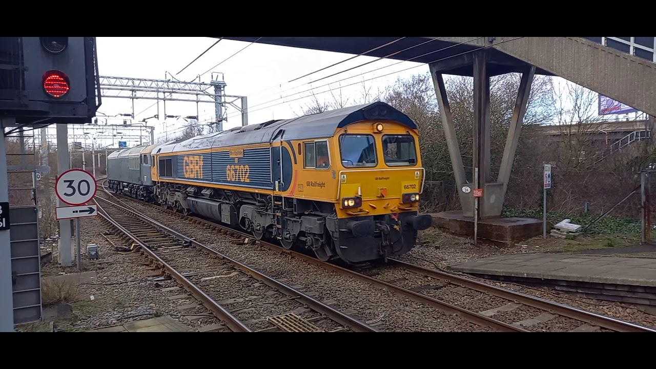 69001 yes new for the tracks this loco on debut assisted by 66702 15 2 ...