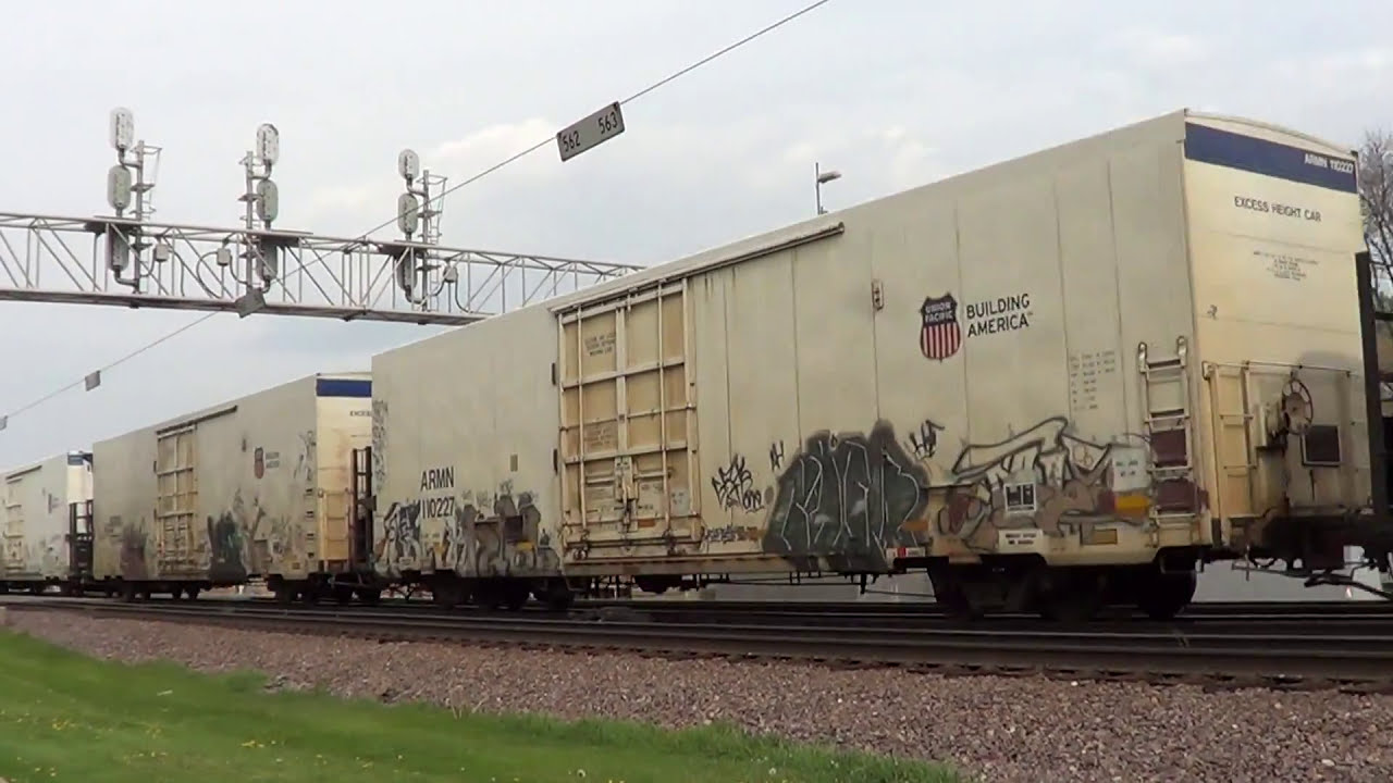 Union Pacific - ARMN Refrigerated car train through Elmhurst - YouTube