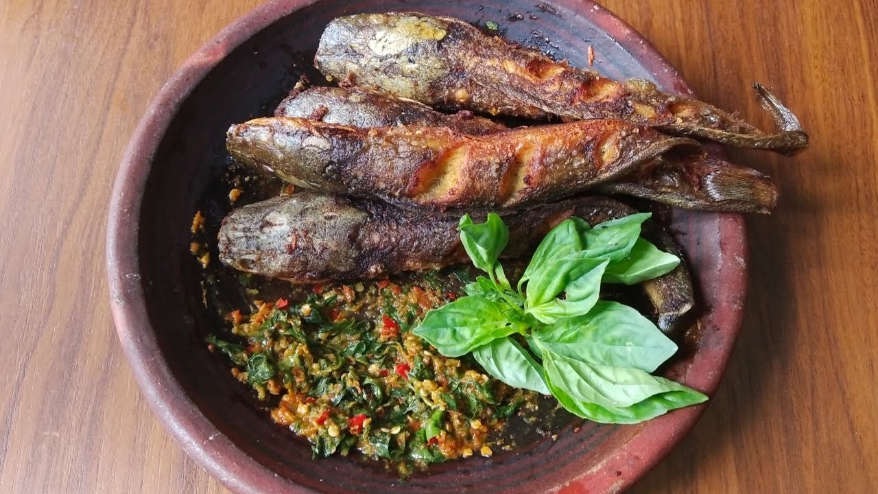 Lele (Catfish) penyet sambel kemangi (basil leaf sambal) yang super ...
