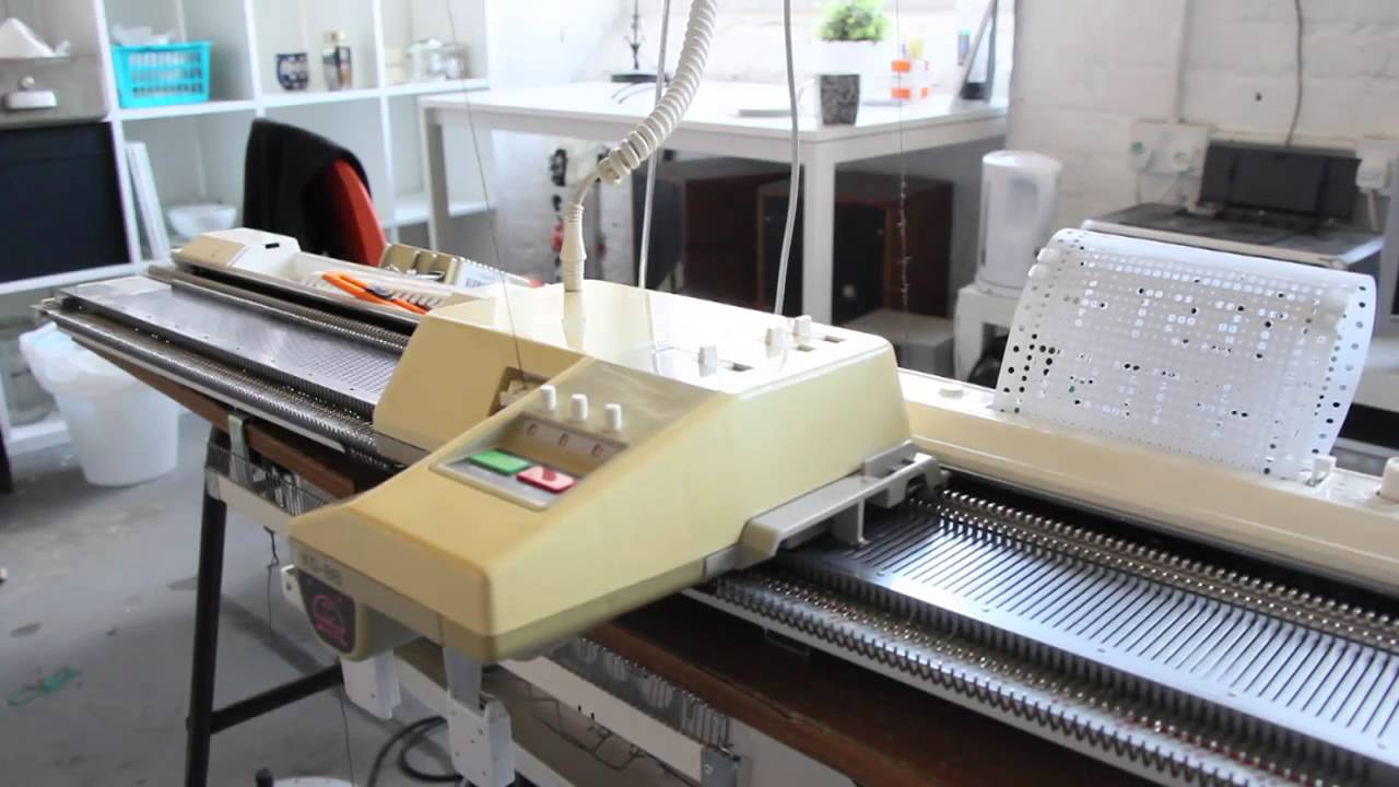 garter carriage 01 slow - YouTube