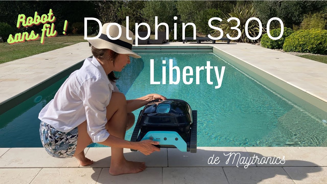 Robot de piscine sans fil efficace - le Dolphin Liberty S300 de Maytronics - YouTube