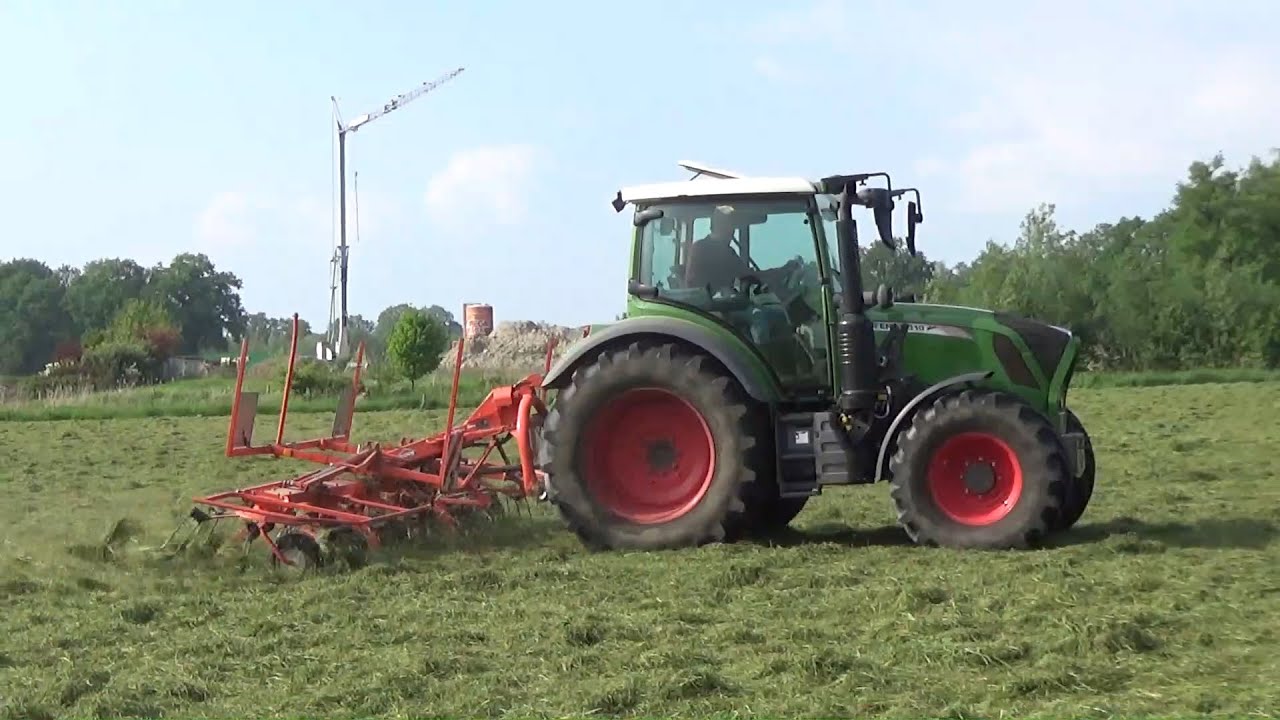 Fendt tedding silage - YouTube