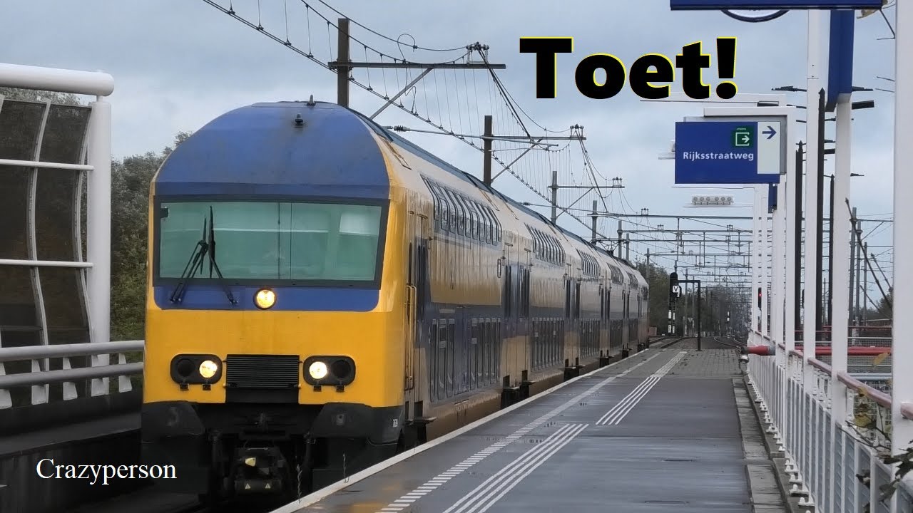 TYPHOON / TOETER! NS DDZ Trein door Duivendrecht Amsterdam - YouTube
