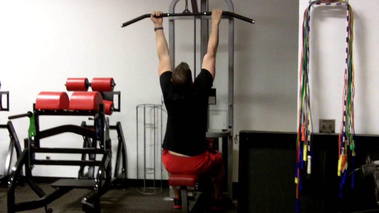 Lat Pulldown Alternating Grip - YouTube