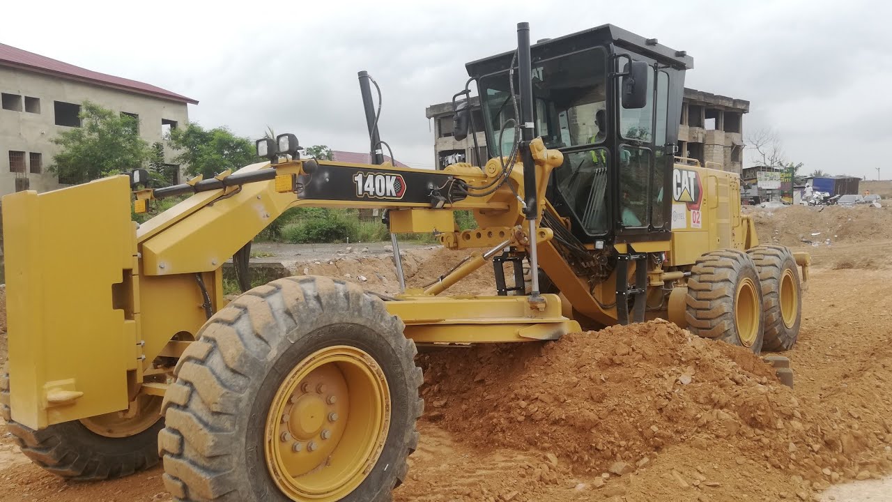 Caterpillar Grader beautifully doing leveling after scarification - YouTube