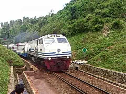 Argo Parahyangan Train entering Sasaksaat Tunnel - YouTube