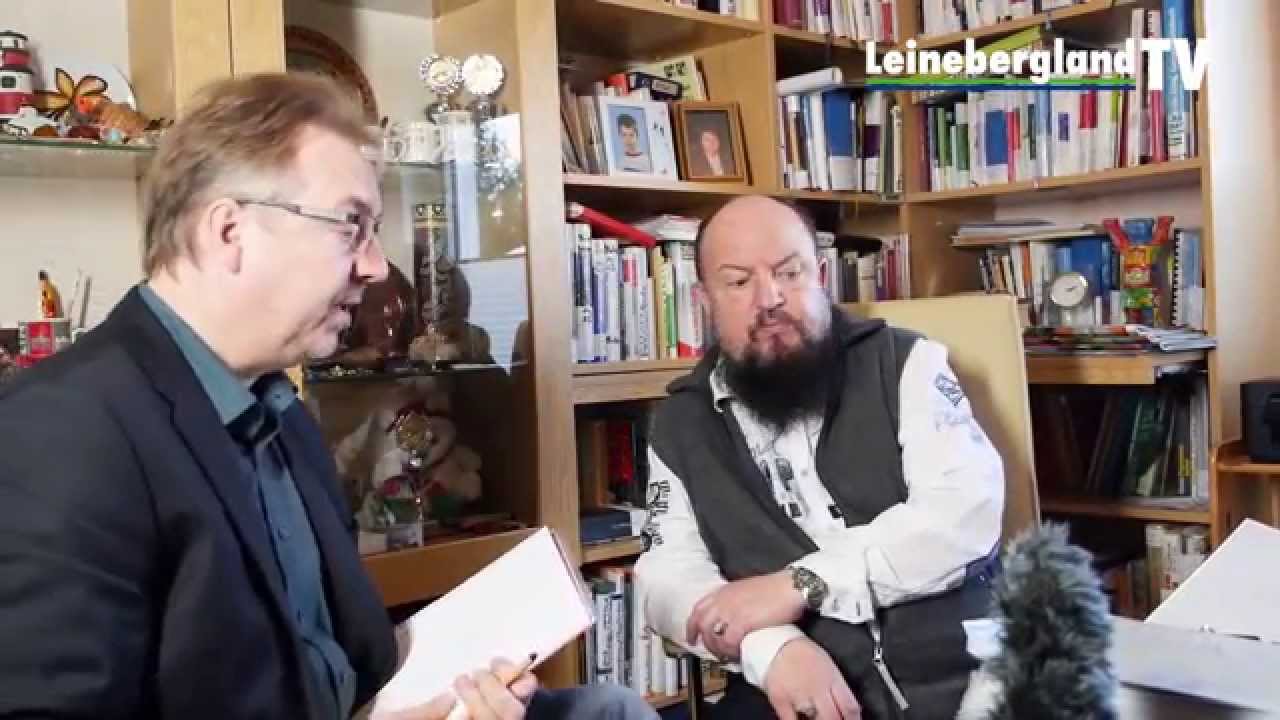Interview mit dem Schriftsteller Wolfgang Windecker - YouTube