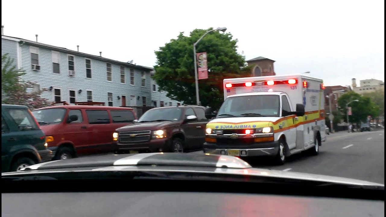 Newark, NJ University Ambulance responding 5-12-14 - YouTube