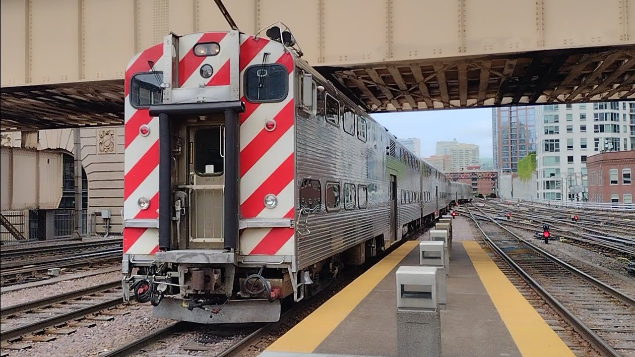 Metra cab-car 8413 with F59PHI 90 arriving at Chicago's Ogilvie ...