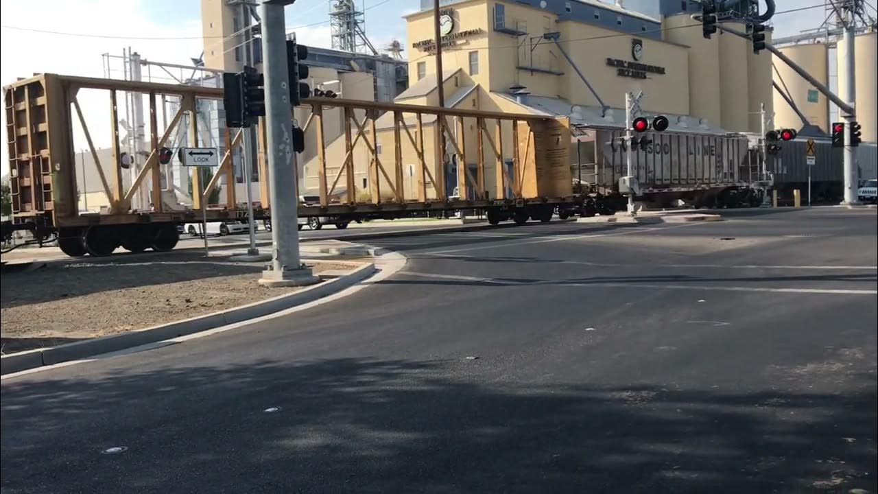 CFNR 504 crossing Kentucky avenue Railroad Crossing Woodland California (car view) - YouTube