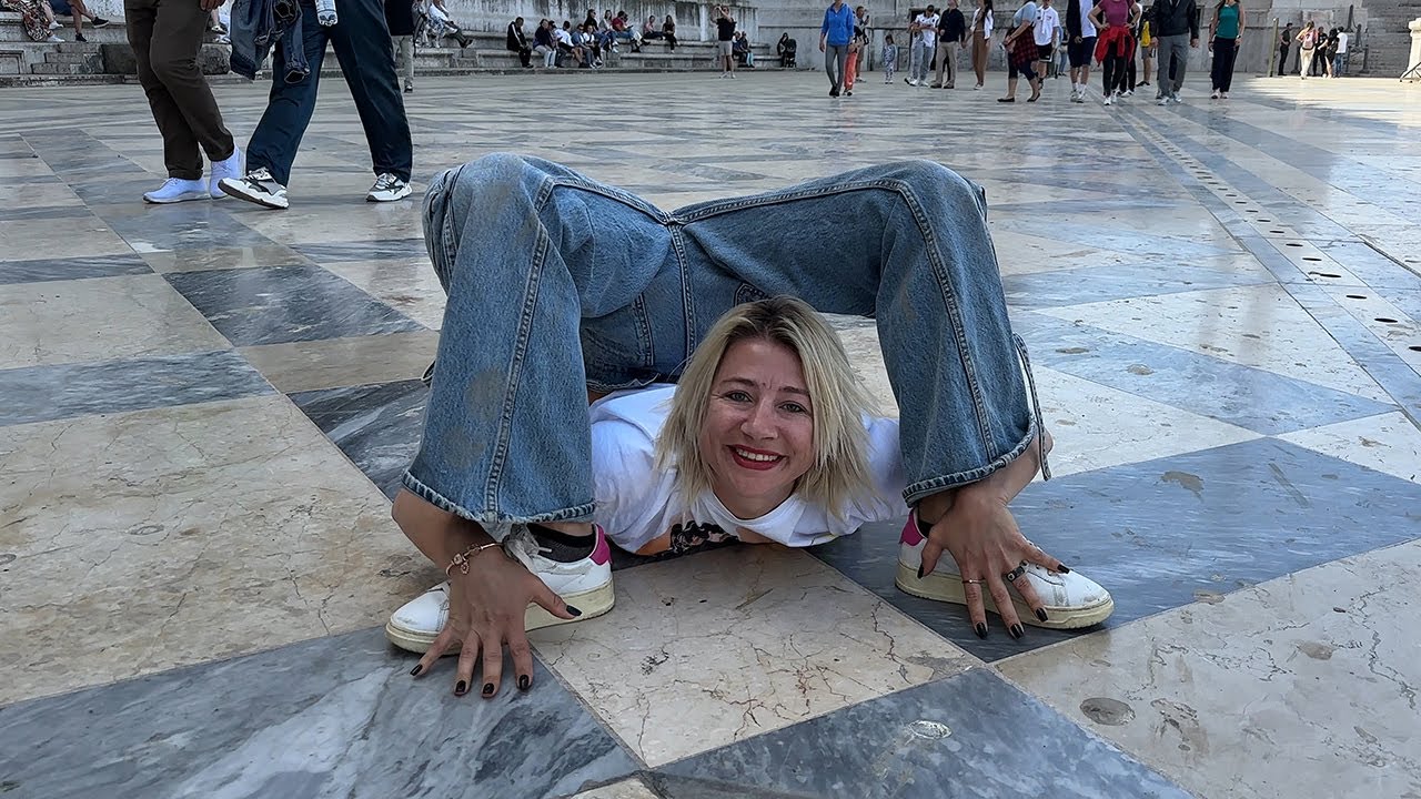 Contortion on the Street. Flexshow - YouTube