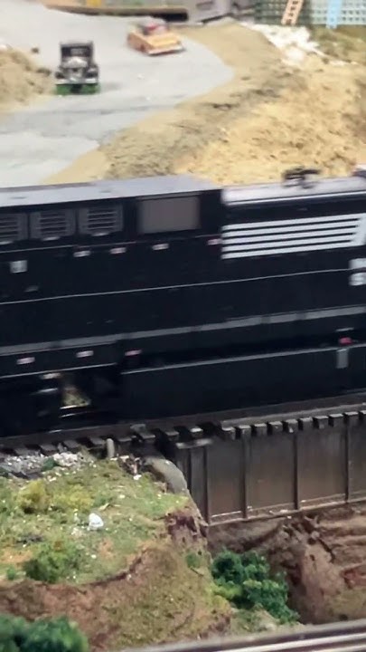 Three Scaletrains C39-8s lead a manifest in Ho scale - YouTube