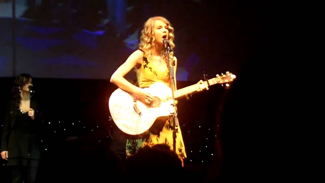 Taylor Swift's Surprise Performance at Sony CES 2010 - YouTube