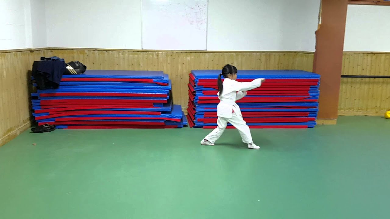 Karaté kata Angel 8 ans (3 mois de Karaté) - YouTube