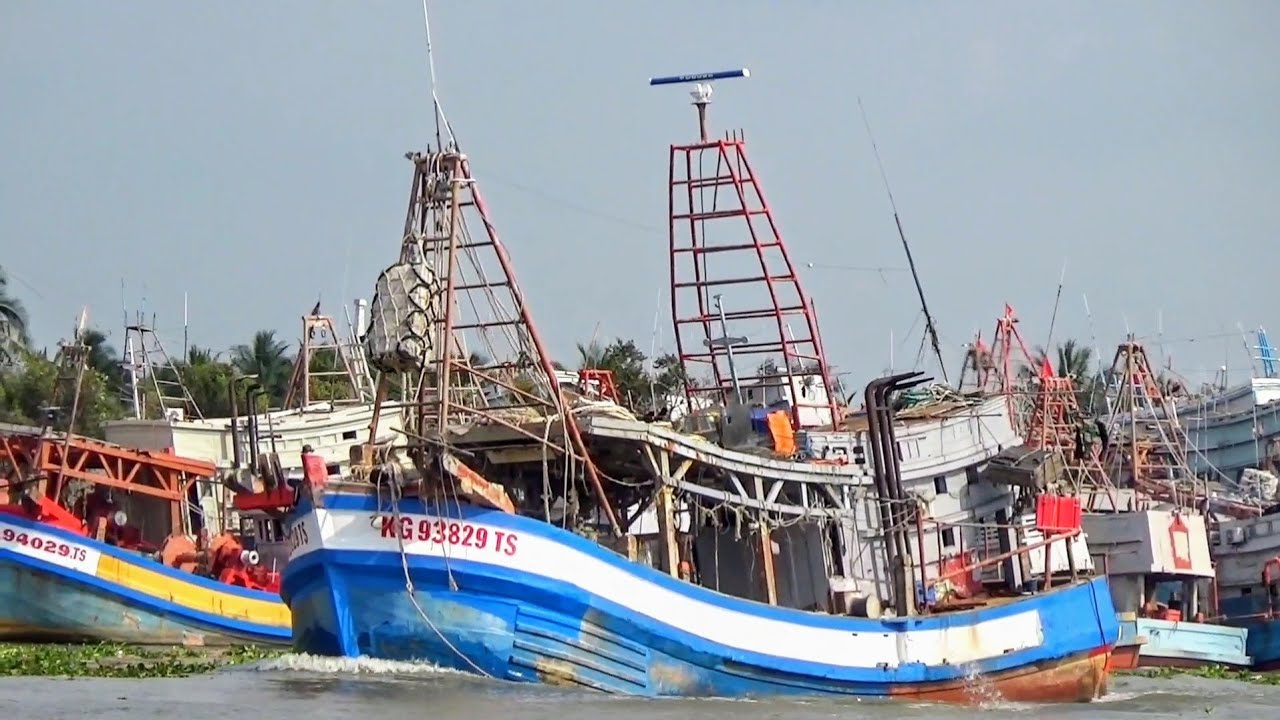 Huge wooden fishing boats roar on the river - YouTube