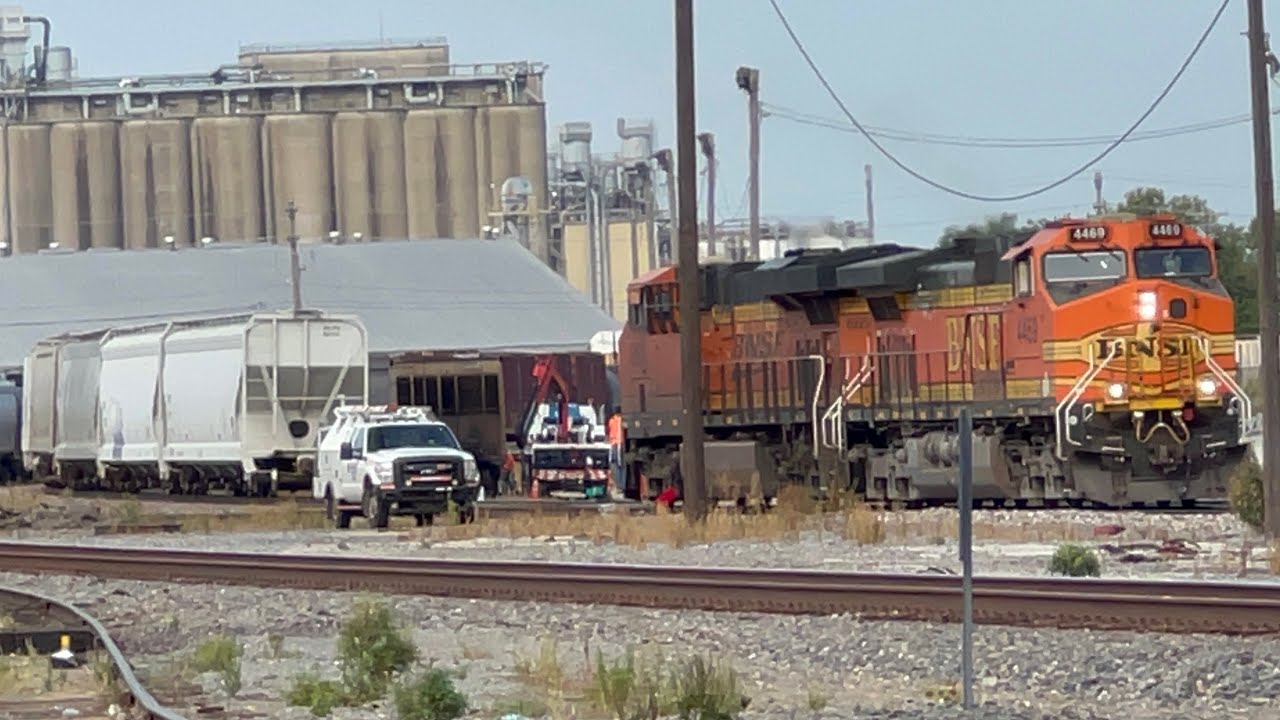 BNSF EB mix freight train picks up 6 cars before heading for Memphis,TN ...