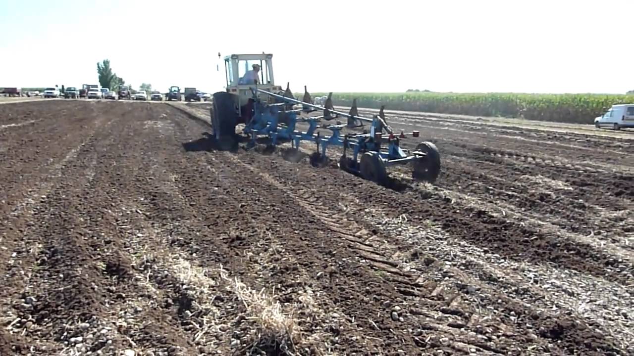 IH Farmall 1066 plowing part 1 - YouTube