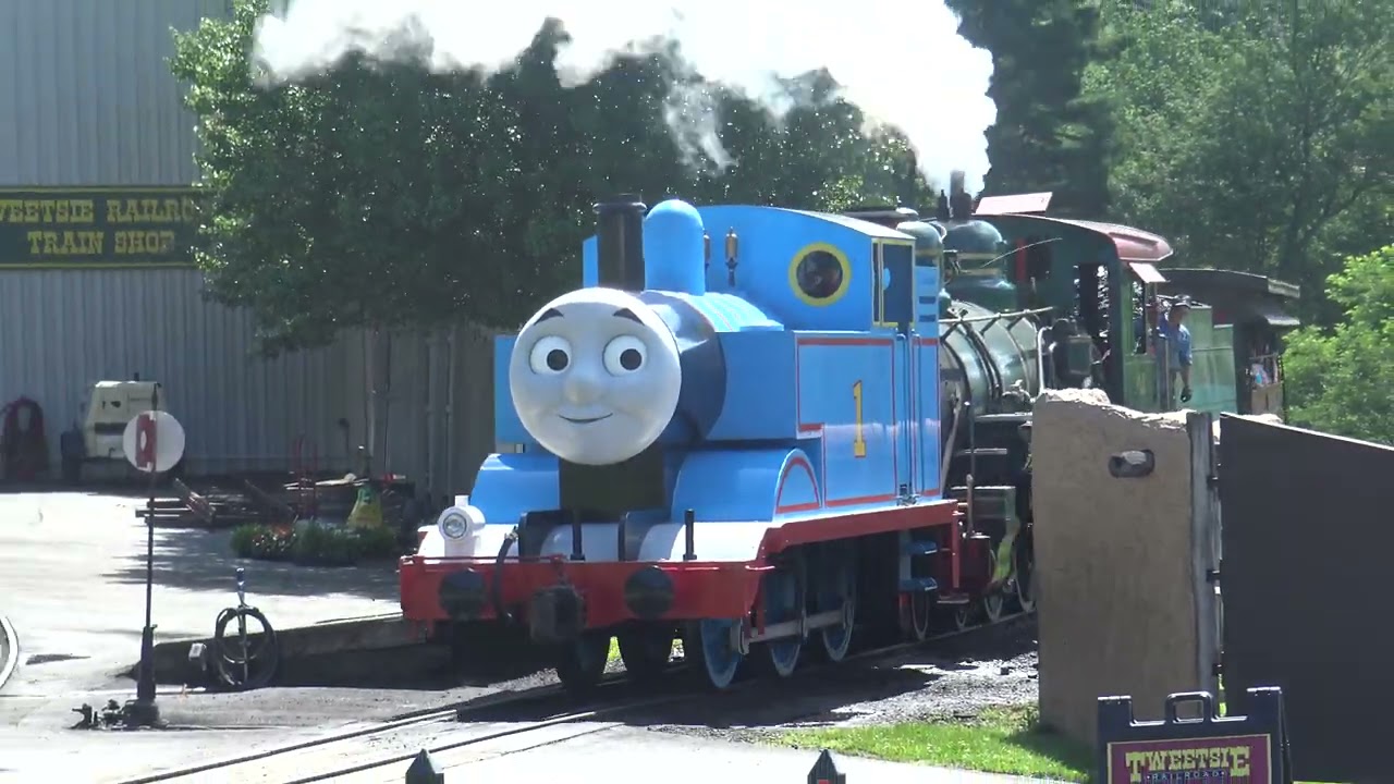 Thomas, a locomotiva ferroviária entrando na estação - YouTube