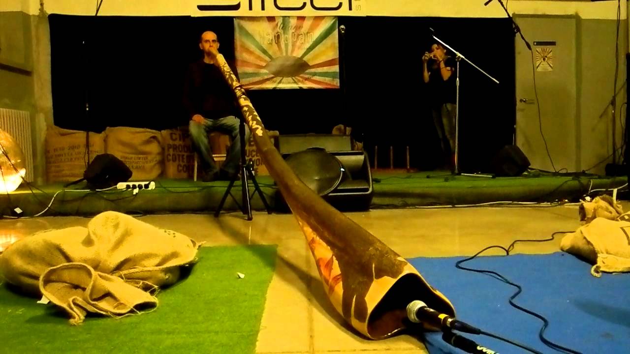 5m didgeridoo @Milano Handpan Festival 2012 - YouTube