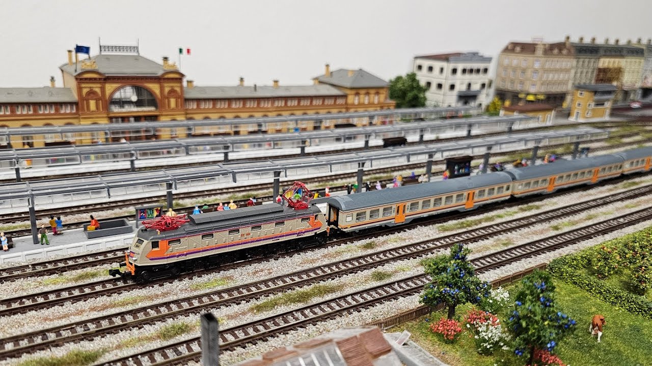 Scala N - FS: E428.226 "Pirata" Lo.Co. con carrozze MDVC Fratix - Locale Ancona/Bologna del 1986 ...