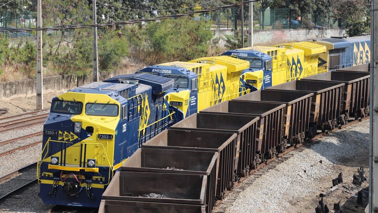 Novas locomotivas modelo AC44i da MRS Logística no pátio do Barreiro ...