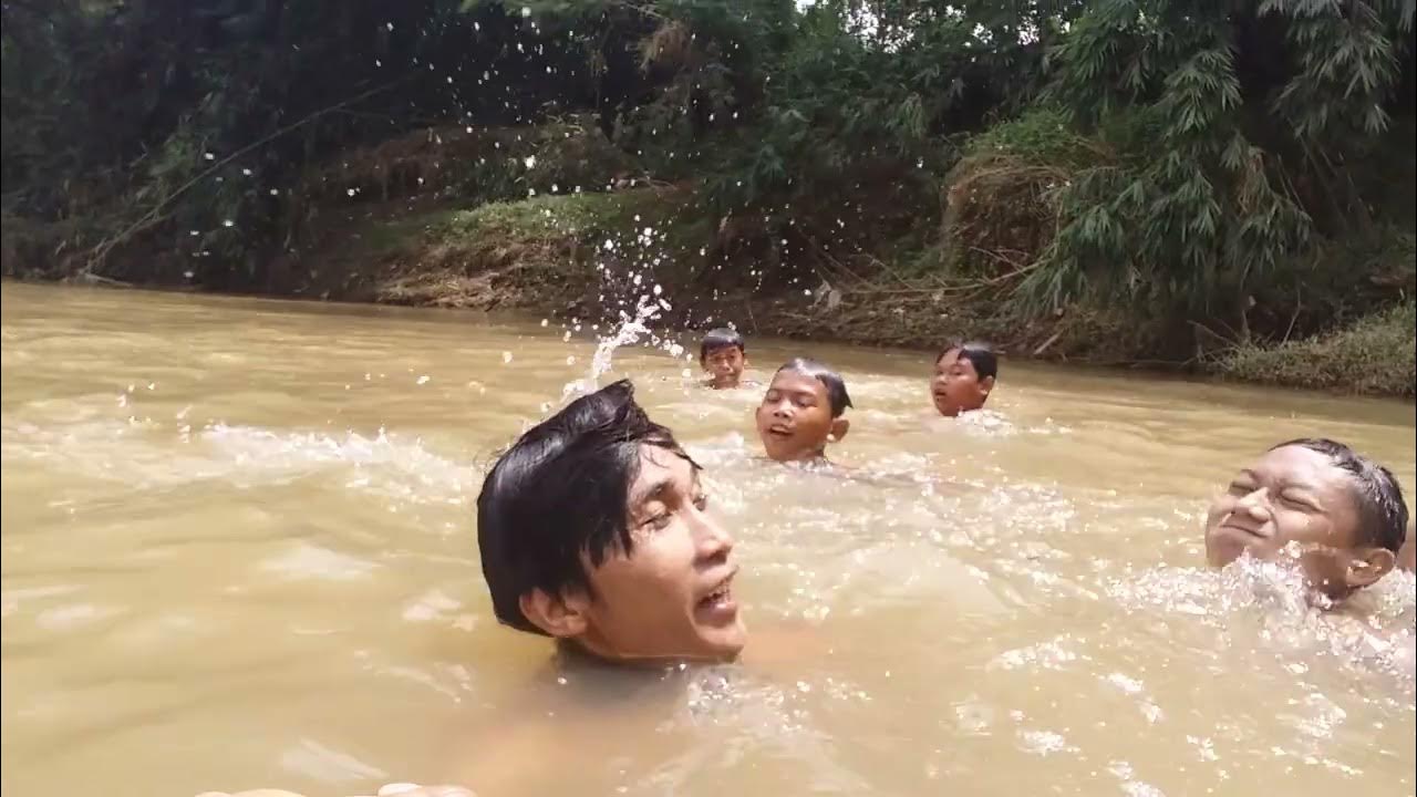 mandi di sungai nekat rekam pake hp gak anti air bareng bocil bocil - YouTube