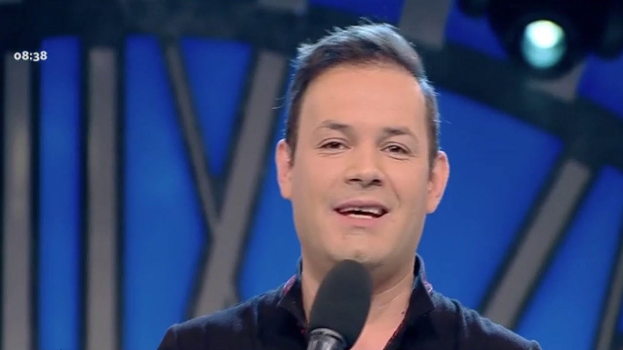 RAOUL - AM COLINDAT IN LUMEA-NTREAGA (melodie populară) - YouTube