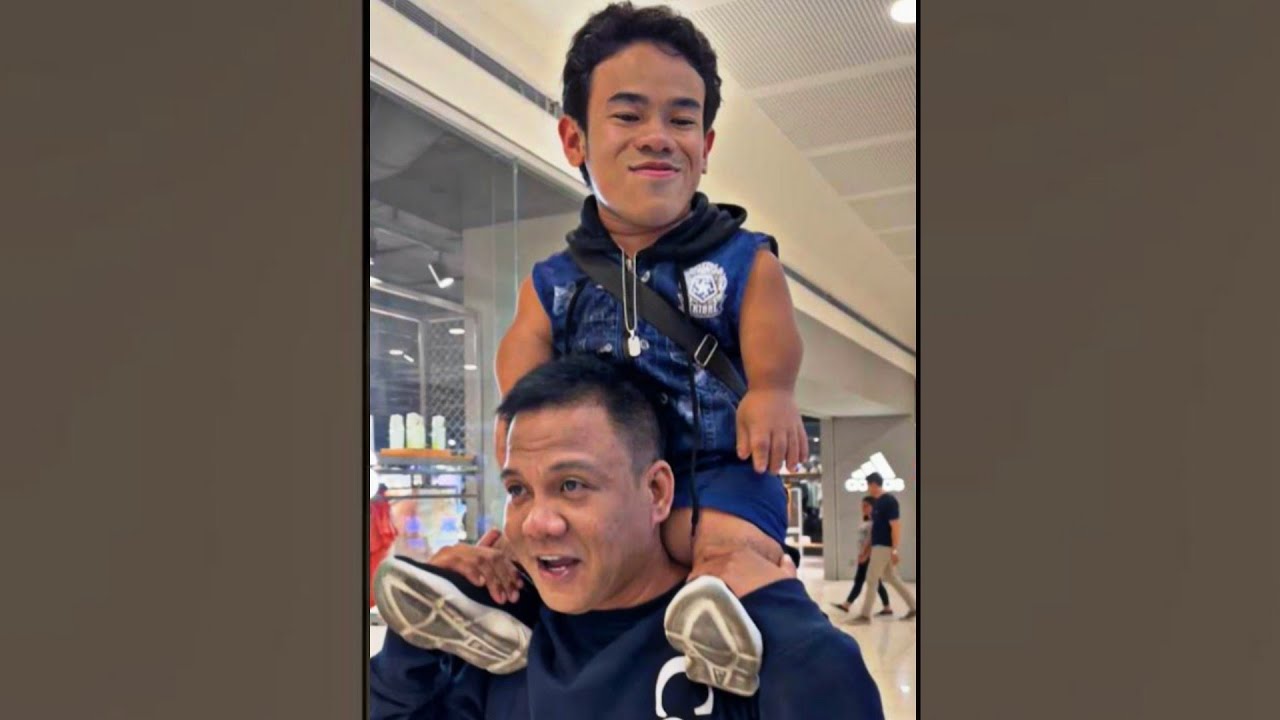 Nagpanggap na laruan si Baby Giant sa Moa - YouTube