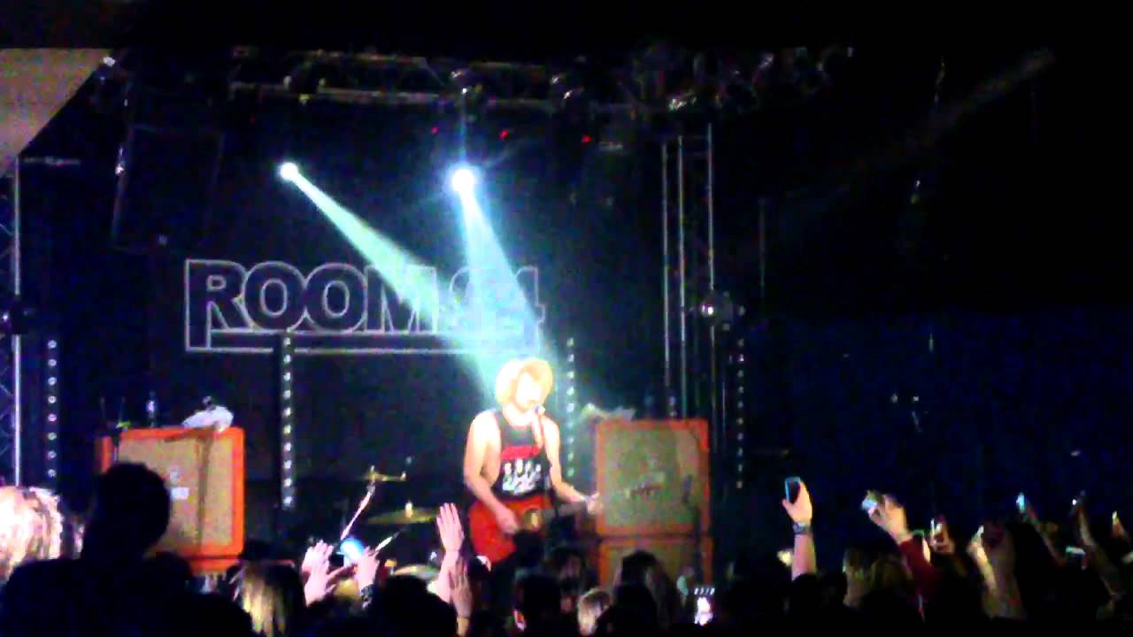 ROOM 94 - Pills live - YouTube