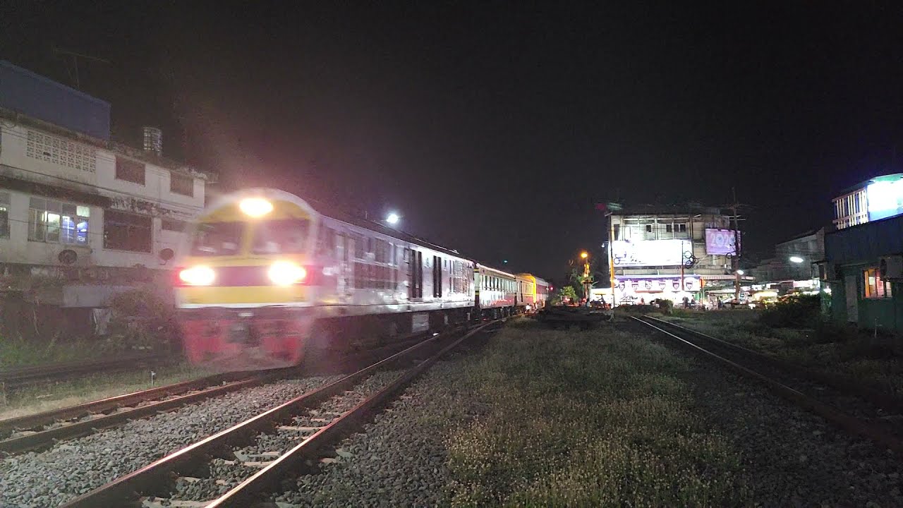 Hitachi 4513 ทำขบวนรถด่วนที่ 68 อุบลราชธานี-กรุงเทพ กำลังเข้าสถานี ...