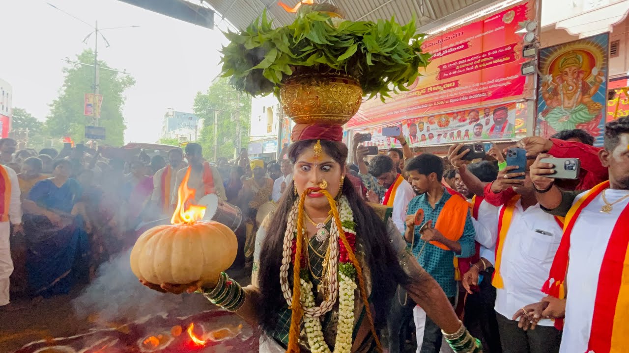 Nisha Kranti Bangaru Bonam Started MiryalaMandi Sri Mahakali Temple to ...