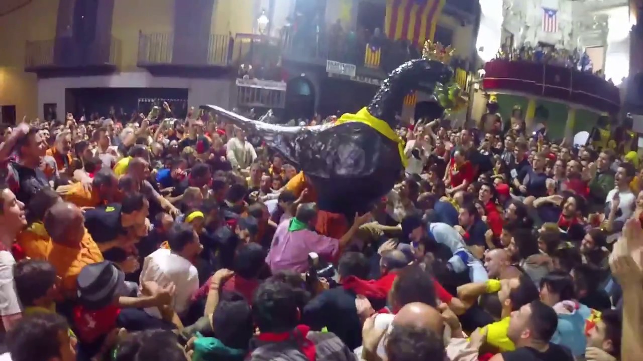 El ball de l'Àliga des de la plaça - La Patum de Berga 2018 - YouTube