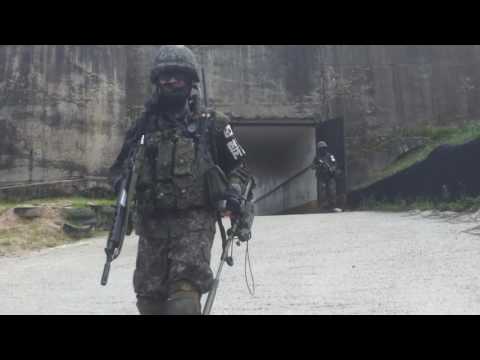 GOP 통문으로 진입하는 DMZ 수색팀 - YouTube