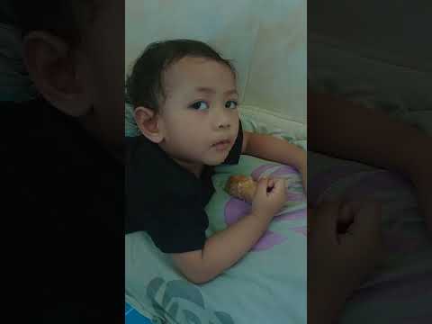 Adek coba makan jajan pasar "getas" tapi lagi ngantuk berat - YouTube
