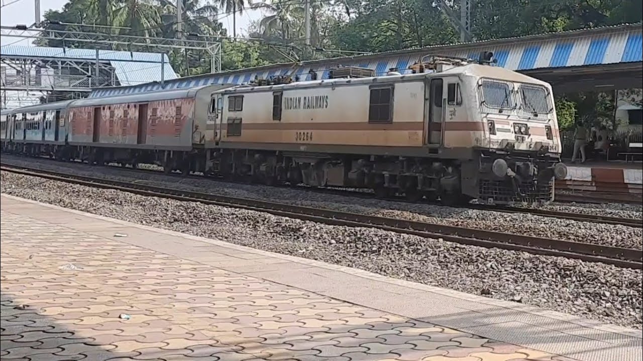Ultimate🔥🔥🔥Pune WAP7 bound LTT-CBE express arrival and departure from ...