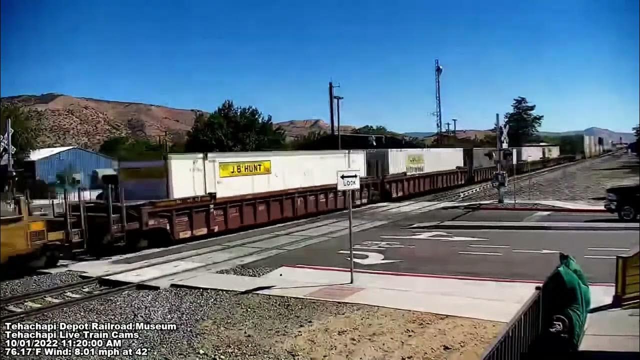 BNSF 3963 leads an intermodal with BNSF 737 in Tehachapi, CA - YouTube