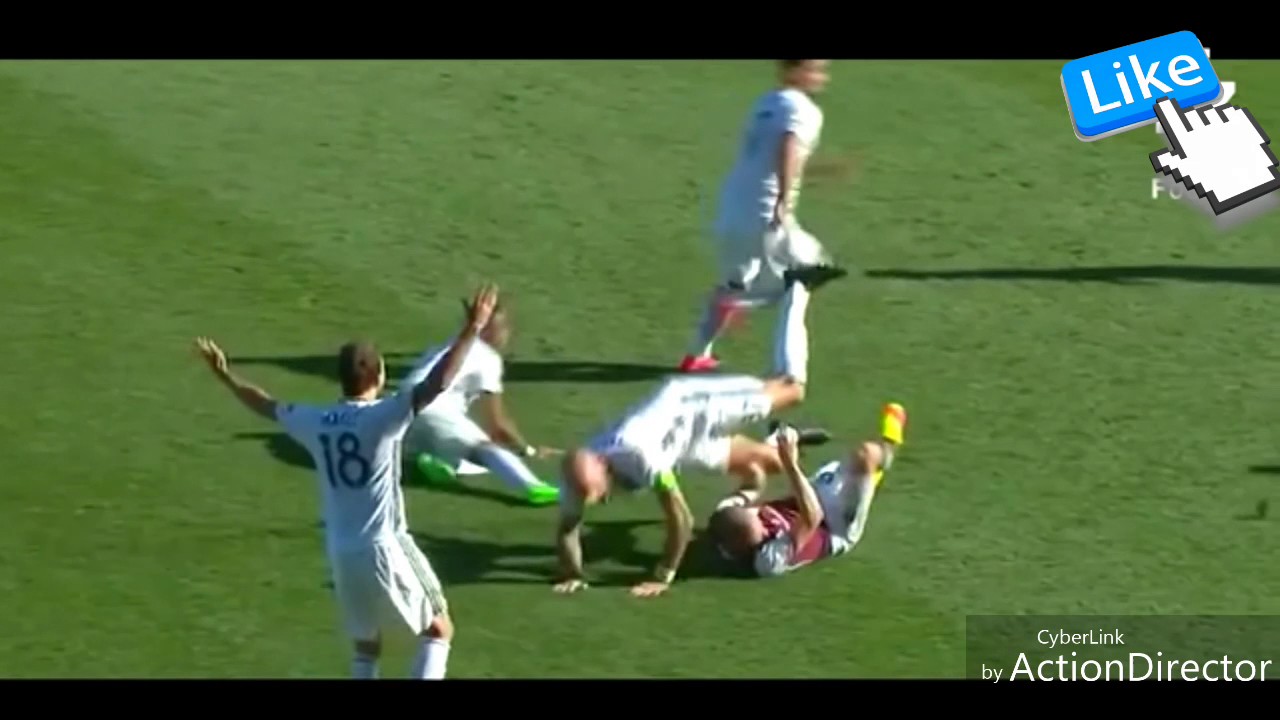 Tacle assassin in footballe - YouTube