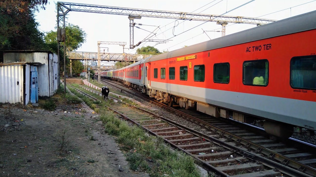 4K review of arriving Avantika SF Express 12962 Indore Junction Bg to ...