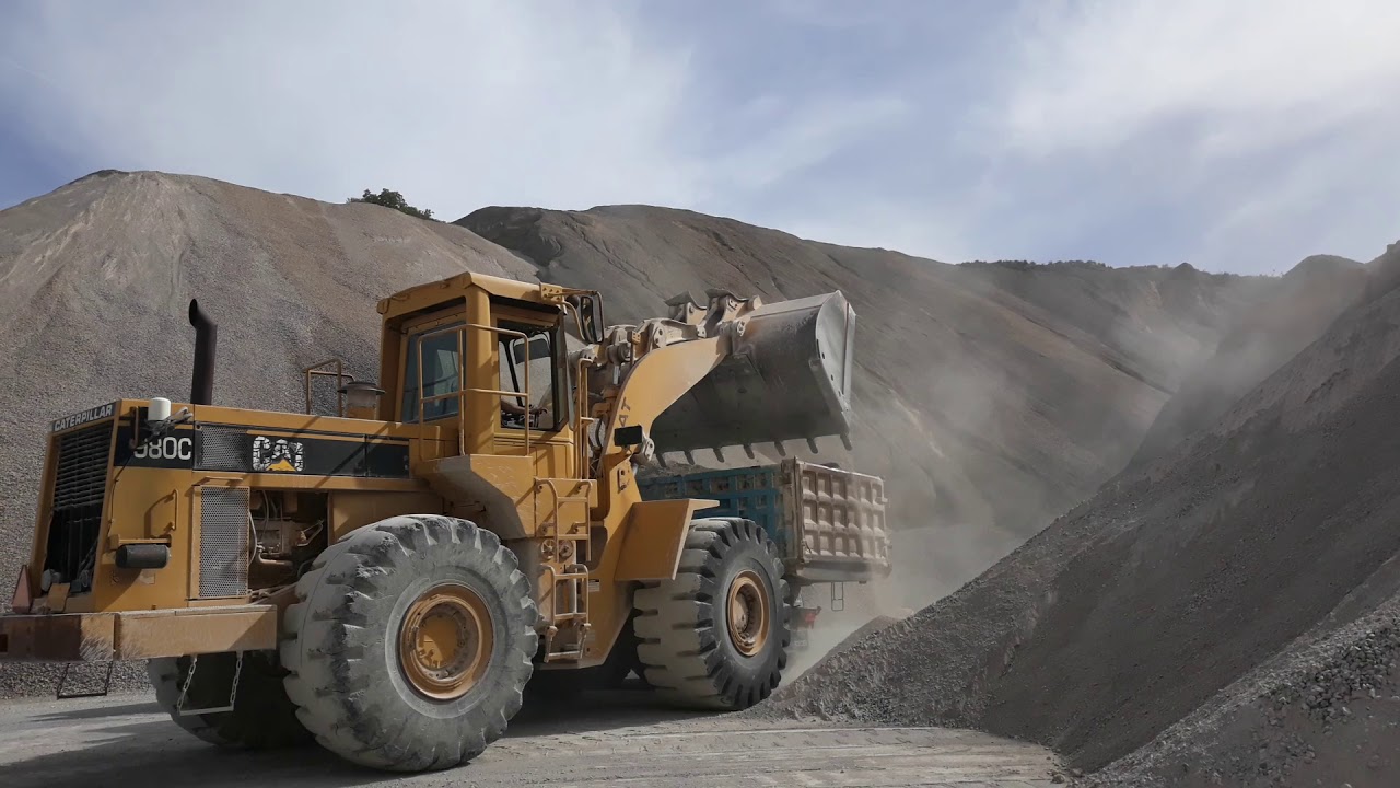 CAT 980C wheel loader in a Greek quarry - YouTube