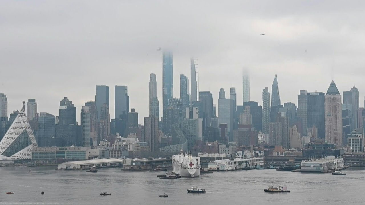 Images of Manhattan's skyline with USNS Comfort docked at Pier 90 | AFP ...