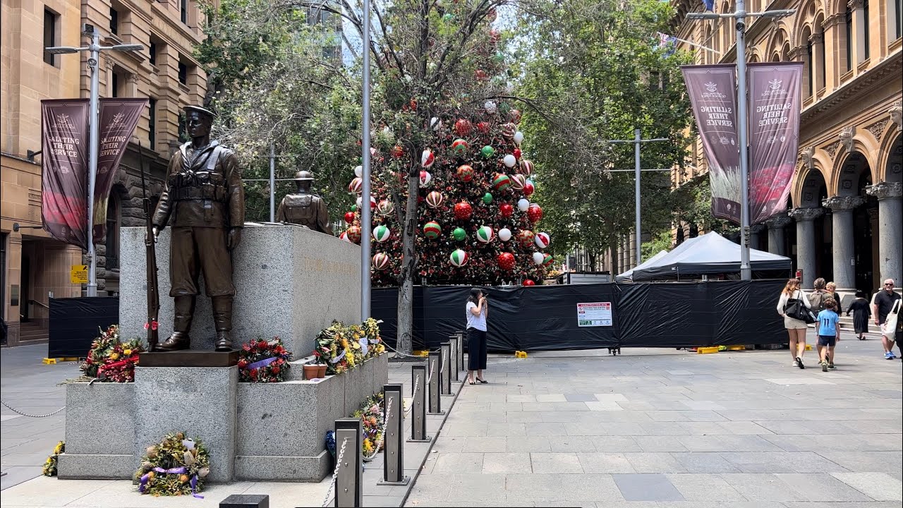 How They Setup The Christmas Tree at Martin Place, Sydney - YouTube