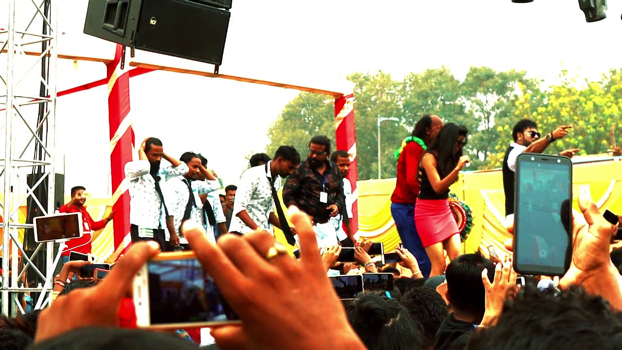 singer -pawan roy live performing in delhi panjabi bagh - YouTube