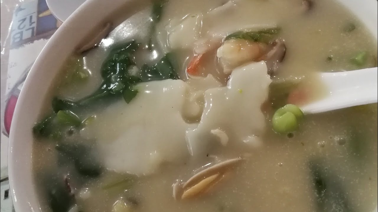Guobianhu (海鲜锅边糊）Seafood rice flake soup, only need to make two circle ...