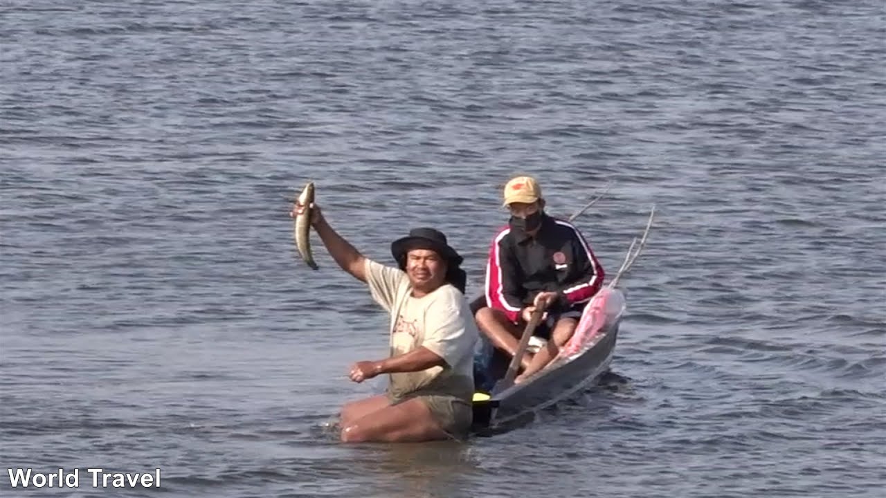 Thailand Lake Fisherman Showing Off There Catch. - YouTube
