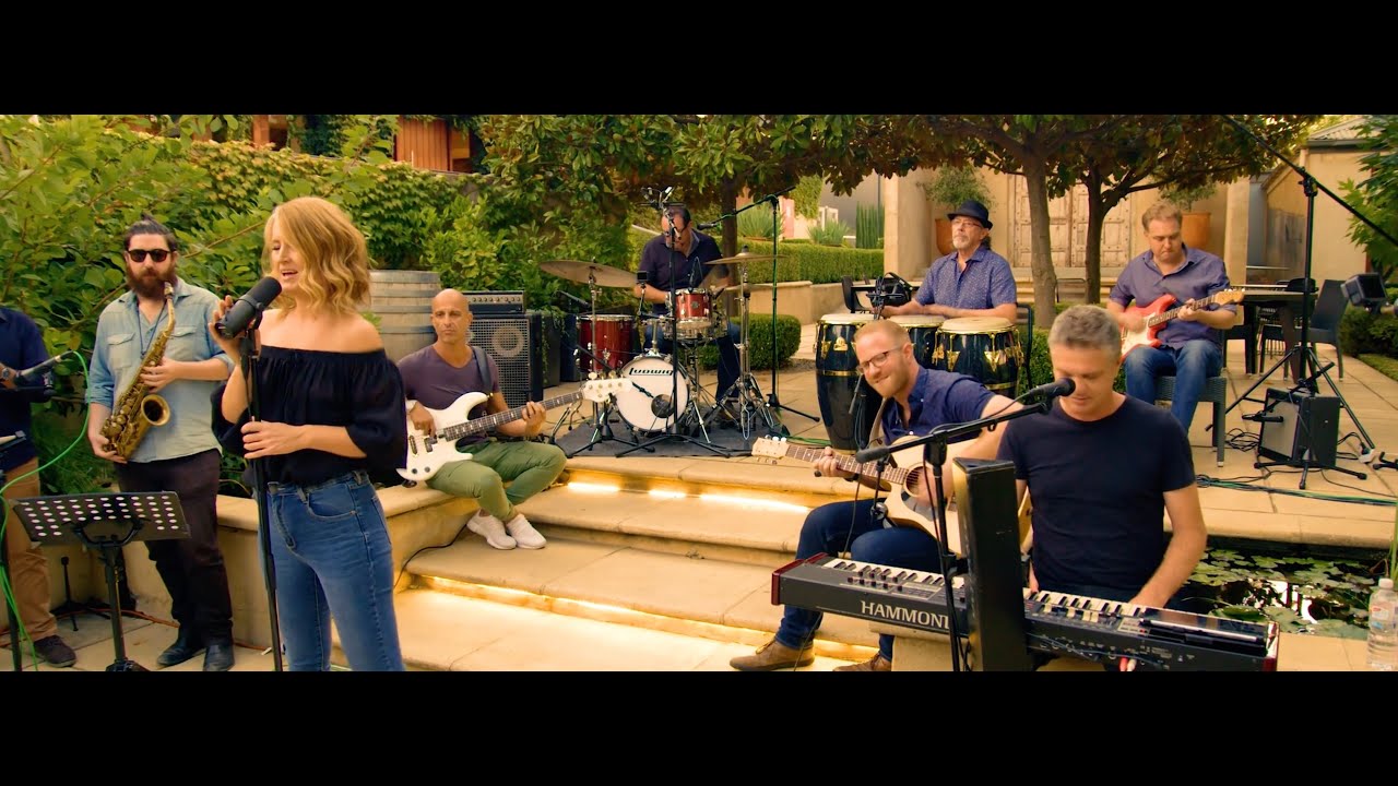 'CHUCK E'S IN LOVE' RICKIE LEE JONES covered by the HSCC Chords - Chordify