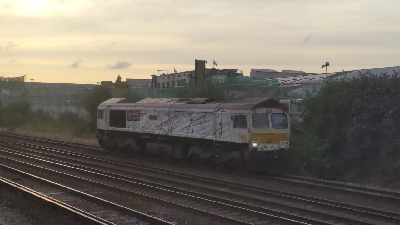 Tube Map Livery Class 66721 at Chart Leacon (Ashford) - YouTube
