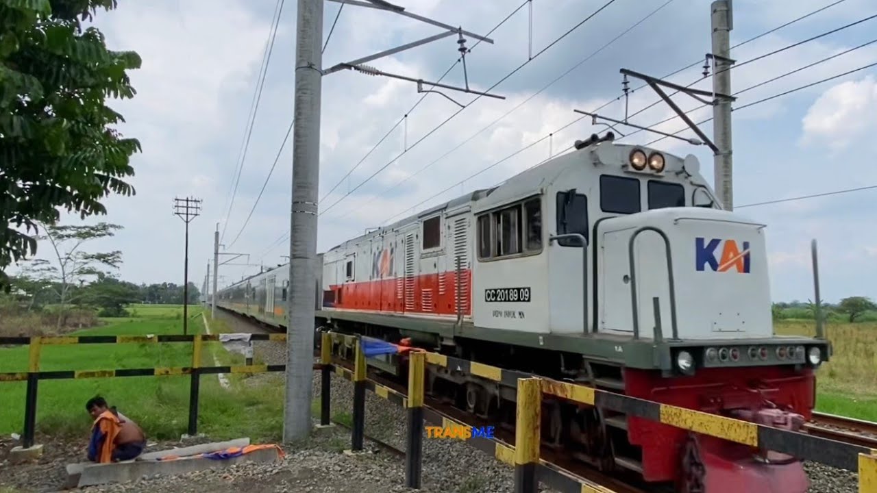 SANCAKA TRAIN FROM SURABAYA. रेलगाड़ी train xe lửa 電車 #sancaka - YouTube
