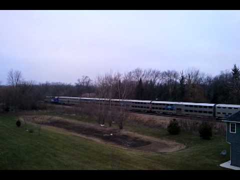 Metra commuter train speeds across itasca,il - YouTube