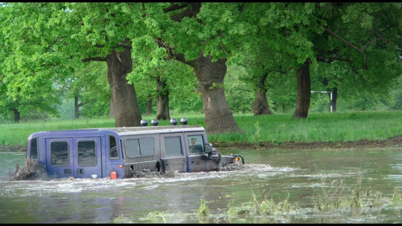 Hummer H1 переплывает брод / Hummer H1 in water - YouTube