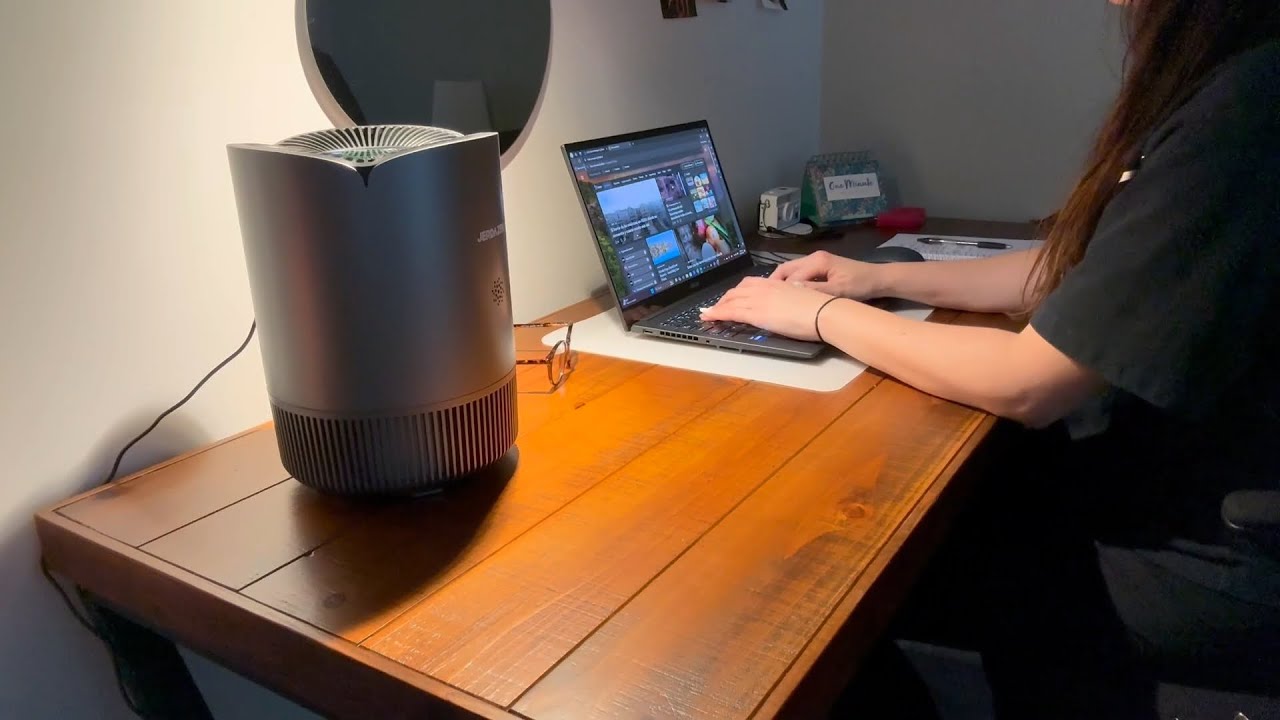 Ana uses the JZ200 air purifier while working in the office—what a ...
